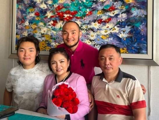 Б Саранчимэг гишүүн гэр бүлийнхээ зургийг дэлгэв ТАС МН