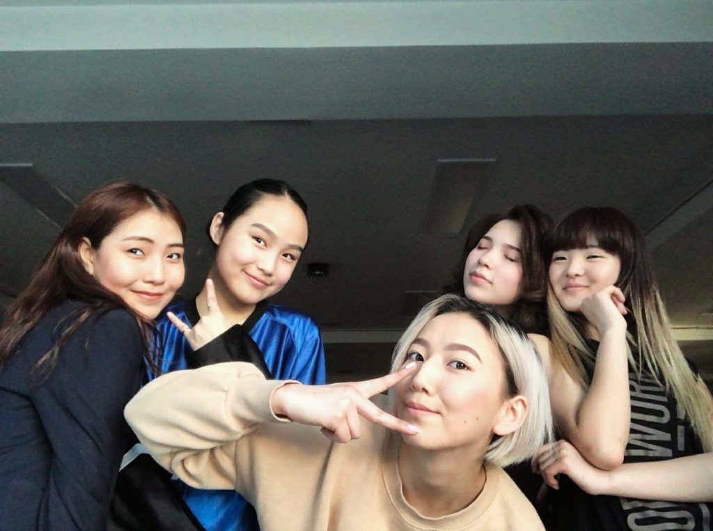 “The wasabies” хамтлагийнхан ээж болсон охидоо их амьдралд үдлээ – ТАС.МН