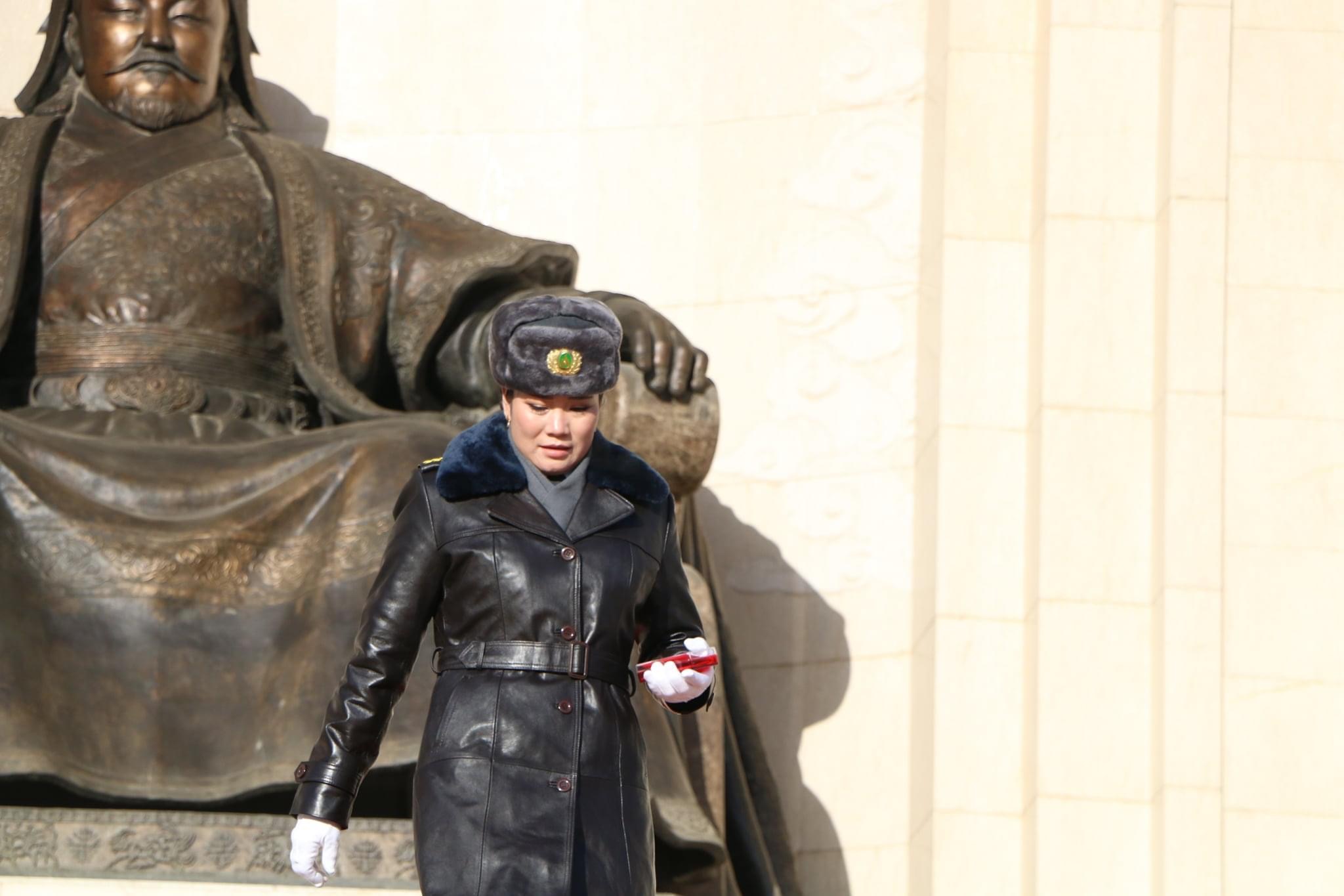 Гүйлт хийсэн хилчин бүсгүй Т Ренцэнбадам Цэргийн гавьяаны одон хүртжээ ТАС МН