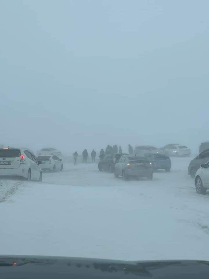 Цасанд суусан автомашинуудыг аюулгүй гаргажээ ТАС МН