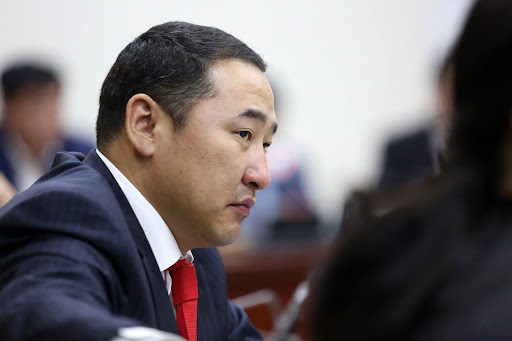 Ж Мөнхбат гишүүн “Ээжийн бие муу учир УИХ ын гишүүний бүрэн эрхээсээ татгалзаж байна” гэжээ ТАС МН