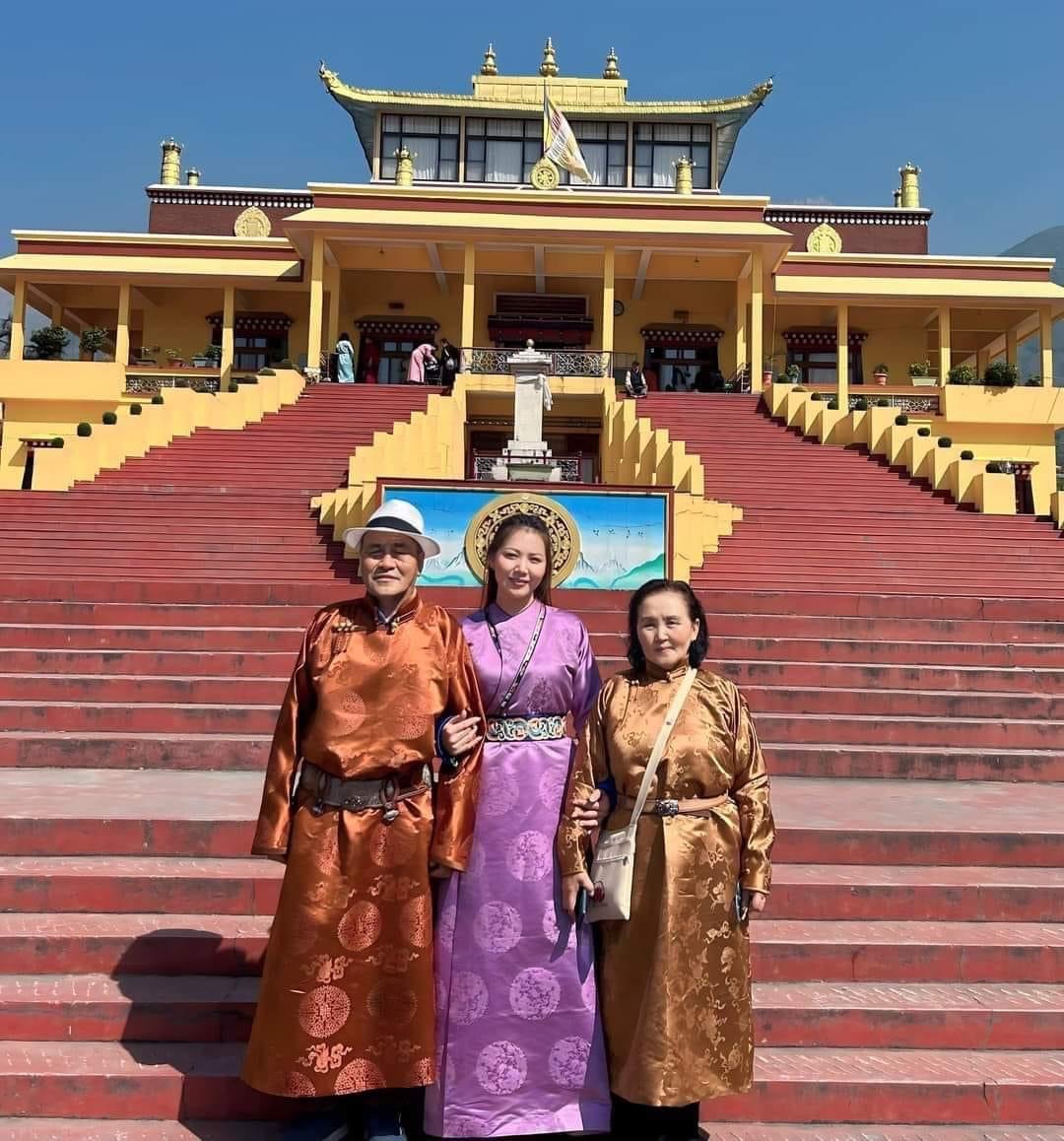 Г Эрдэнэчимэг аав ээжийнхээ ачийг хариулж явна ТАС МН