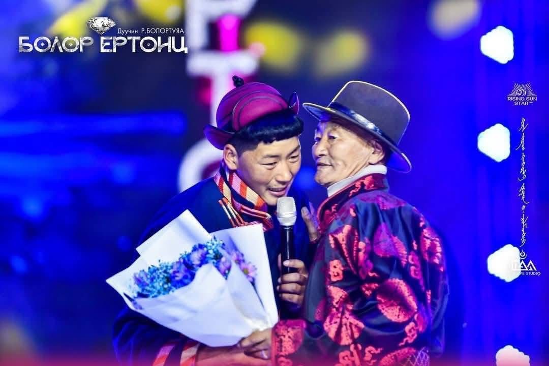 Г Ганхүрэлийг дуулах үеэр Н Нандинцэцэг ирж үзжээ ТАС МН